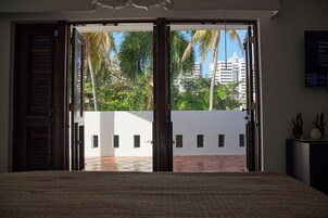 Villa, vista para o jardim | Lençóis de algodão egípcio, roupa de alta qualidade, edredões de penas 