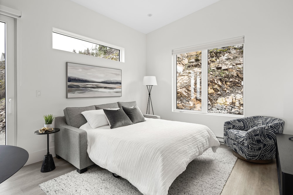 Mountain Suite | Private Patio | Fully Equipped Kitchen | Wd - Nanaimo