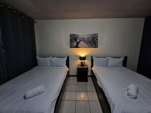 Double Room with Two Double Beds | Com decoração personalizada, secretária 