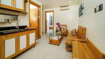 Apartamento Clássico, 2 quartos, cozinha | Sala de estar | Televisor de 43 polegadas com canais por cabo