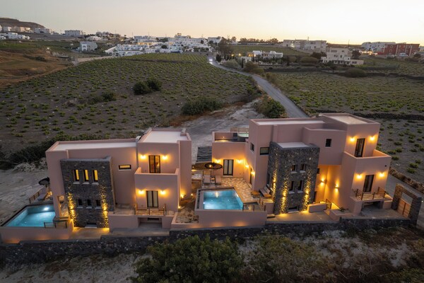 Golden Moments Luxury Stone Villas. - Santorin