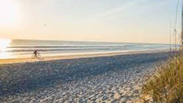 Apartamento, 2 quartos, varanda | Praia