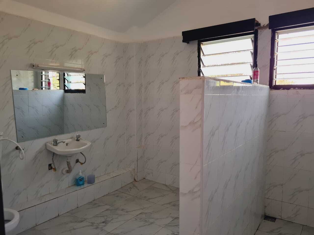 Villa Deluxe | Casa de banho | Um polibã, um chuveiro fixo, artigos de higiene pessoal grátis, um bidé 