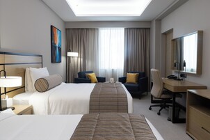 Roupa de alta qualidade, edredões de penas, minibar, cofre no quarto 