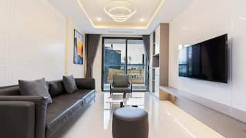 Apartamento Deluxe, 2 quartos, cozinha, Vista para a cidade | Sala de estar | Smart TV de 42 polegadas com canais por cabo, Netflix