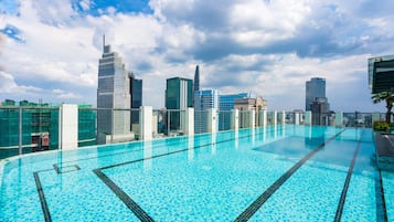 Piscina exterior, da(s) 9:00 à(s) 21:00, guarda-sóis, espreguiçadeiras