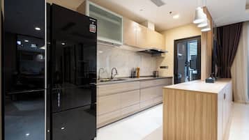 Apartamento Deluxe, 3 quartos, varanda, Vista para a cidade | Cozinha privada | Um frigorífico/congelador grande, um micro-ondas, um forno