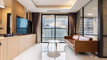 Apartamento luxo, 3 quartos, sacada, vista para a cidade | Sala de estar | TV LED 42 polegadas com canais a cabo, Netflix, filmes pagos