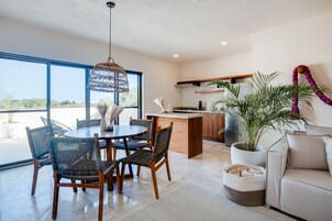 Apartamento, 2 quartos, terraço, vista para o campo de golfe | Sala de estar | Televisor de ecrã plano de 60 polegadas com canais digitais 