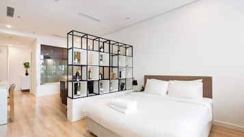 Apartamento Deluxe, 1 cama king-size, cozinha, Vista para a cidade | Lençóis de algodão egípcio, roupa de alta qualidade, edredões de penas