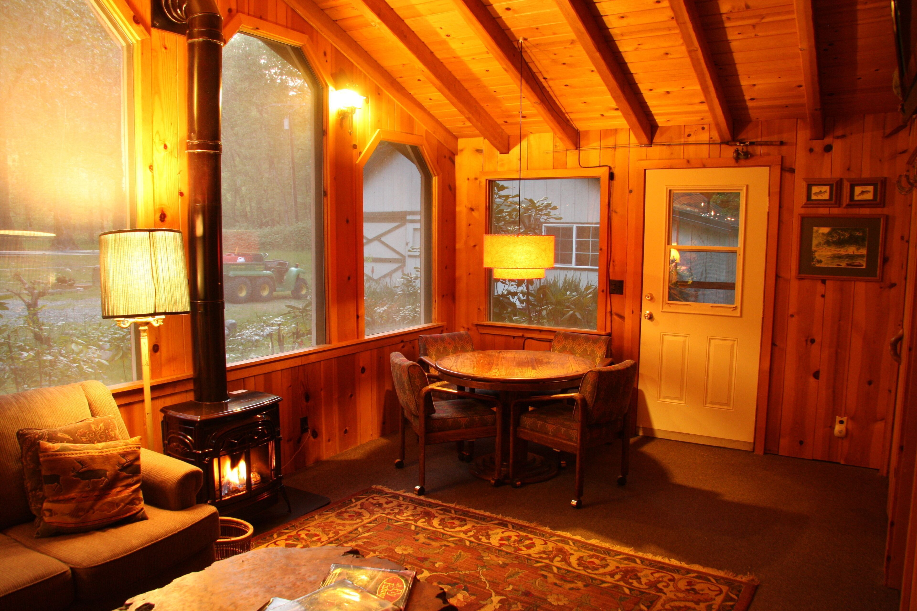 Beautiful Rustic Cabin And Bunkhouse On The Rogue River - Grants Pass, OR