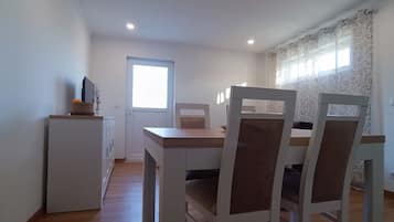 Apartamento Clássico, vista para a montanha | Refeições no quarto