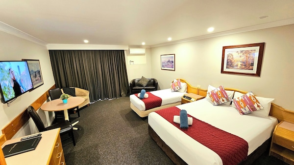 Hilltops Retreat Motor Inn - Young