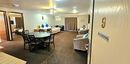 Quarto Exclusivo, 2 quartos, quartos comunicantes, vista para o pƔtio | SecretƔria, ferro/tƔbua de engomar, Wi-fi grƔtis