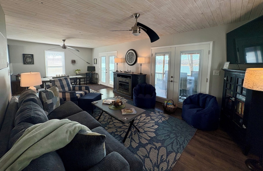 Lakefront Cottage-gas Fire Pit, Hammock, Kayaks & Gorgeous Views! - High Rock Lake, NC