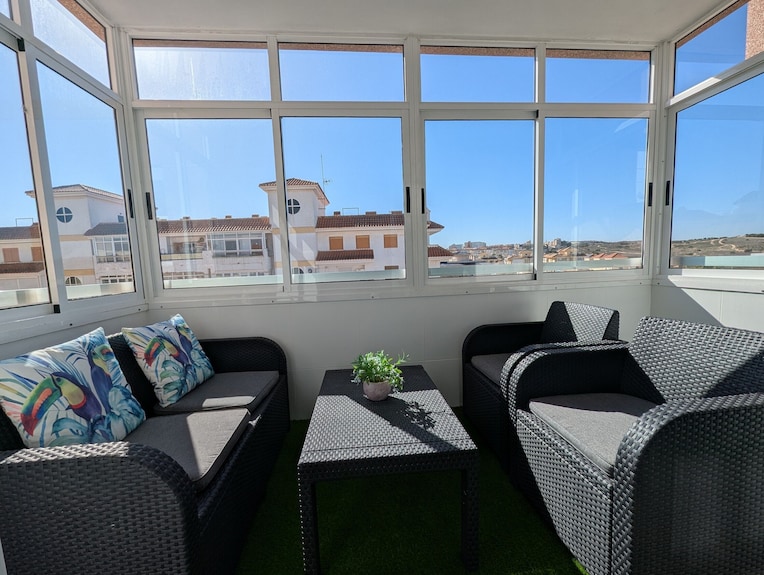 Apartamento 'Moderno Apartamento 450m Playa' Con Piscina Compartida, Wi-fi Y Aire Acondicionado - Torrevieja
