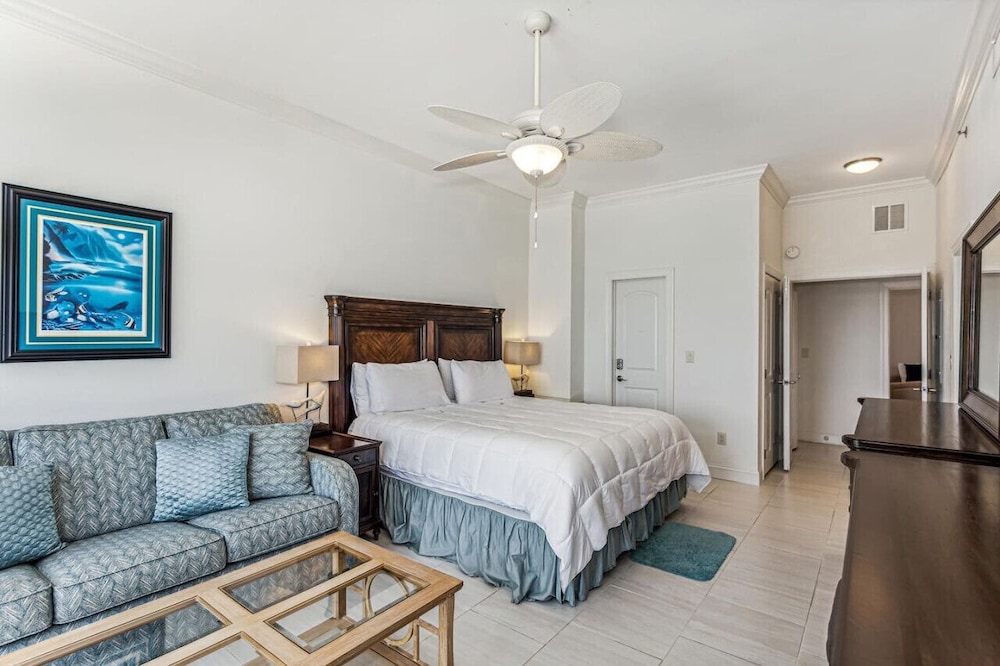 Jen's Paradise: 5-Star Luxury 9th Floor Penthouse Sleeps 12 Comfortably ...