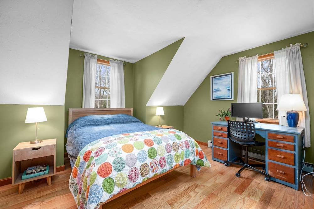 Farmhouse With Pool And Private Beach Access - Sandwich, MA