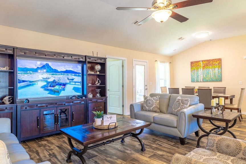Amazing 4-bed 5 Mins From The B - Navarre, FL