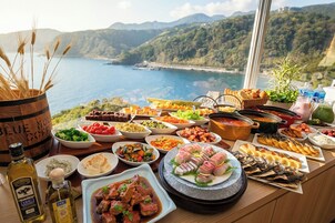 Pequeno-almoço tipo buffet diário mediante uma taxa 