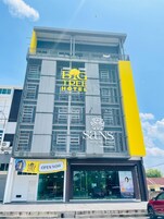 Um hotel moderno com um logotipo marcante do B&G Tree Hotel e um centro de bem-estar chamado SANS.