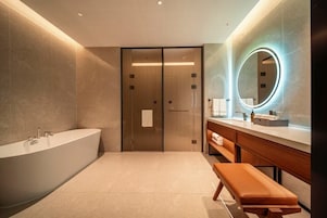 Quarto Duplo de Luxo para 1 Pessoa, não fumadores, Vista para a cidade | Casa de banho | Produtos de higiene exclusivos, um secador de cabelo, chinelos