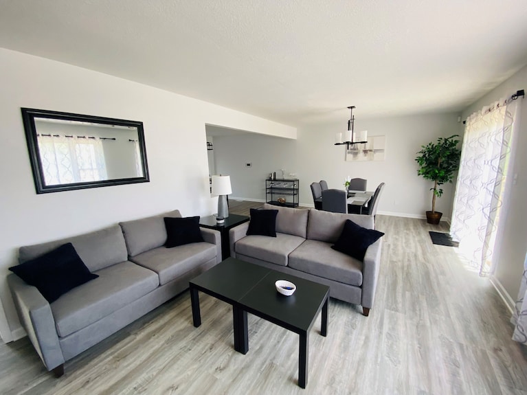 Modern Oasis Near The Legends - Spacious Home With Games, Patio, Deck And More! - Kansas City, MO