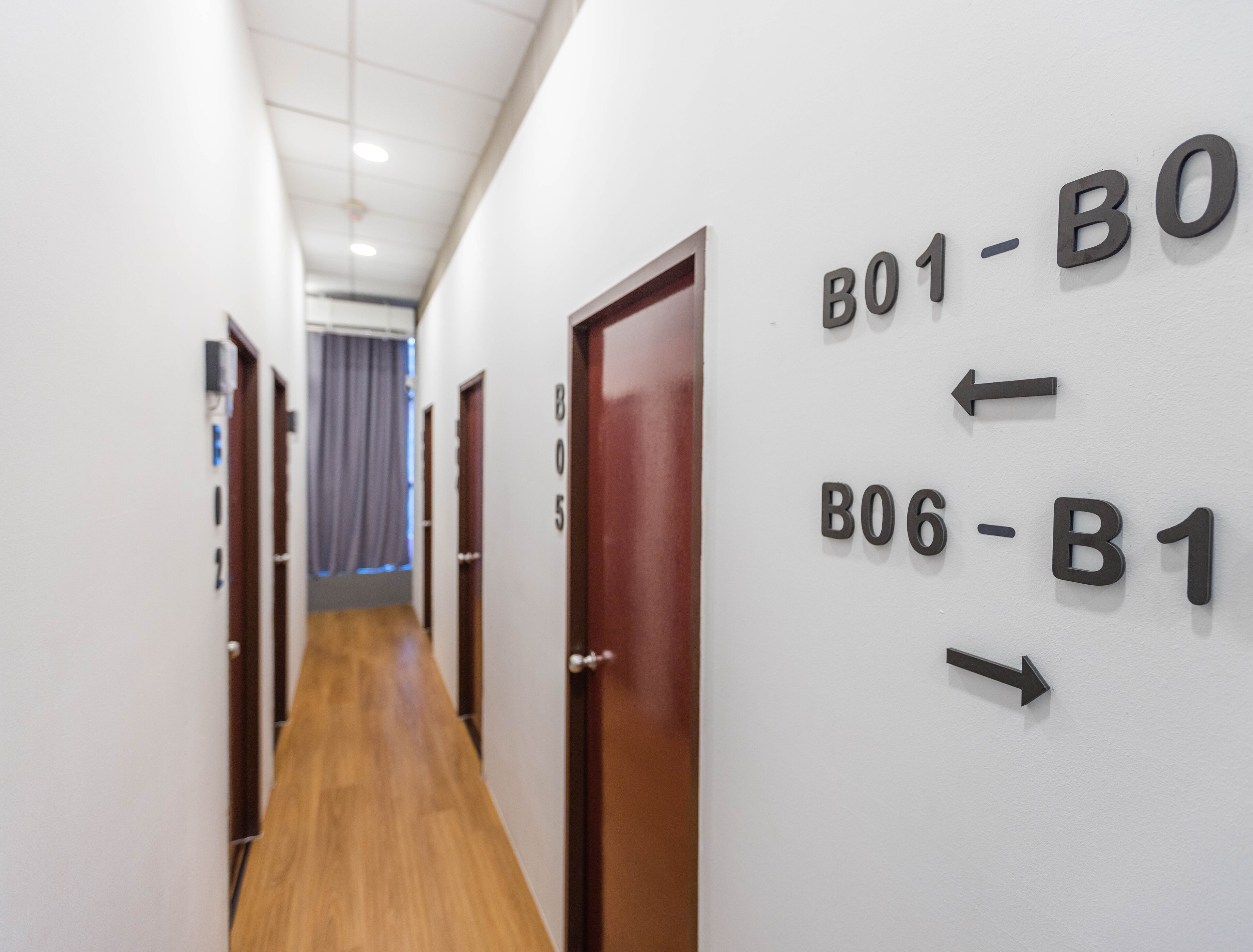 Corredor de hotel com portas identificadas como B01-B01, B06-B1 e B05.
