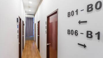 Corredor de hotel com portas identificadas como B01-B01, B06-B1 e B05.