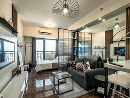 Condo superluxo, 1 cama Queen e sofá-cama, vista para a piscina | 1 quarto, individualmente decorados, individualmente mobiliados