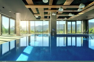 Piscina interior, piscina exterior, espreguiçadeiras 