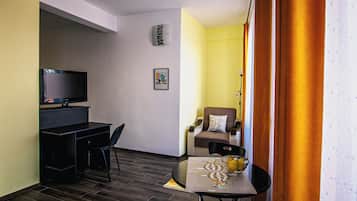 Estúdio Familiar | Roupa hipoalergénica, minibar, cofre no quarto, secretária