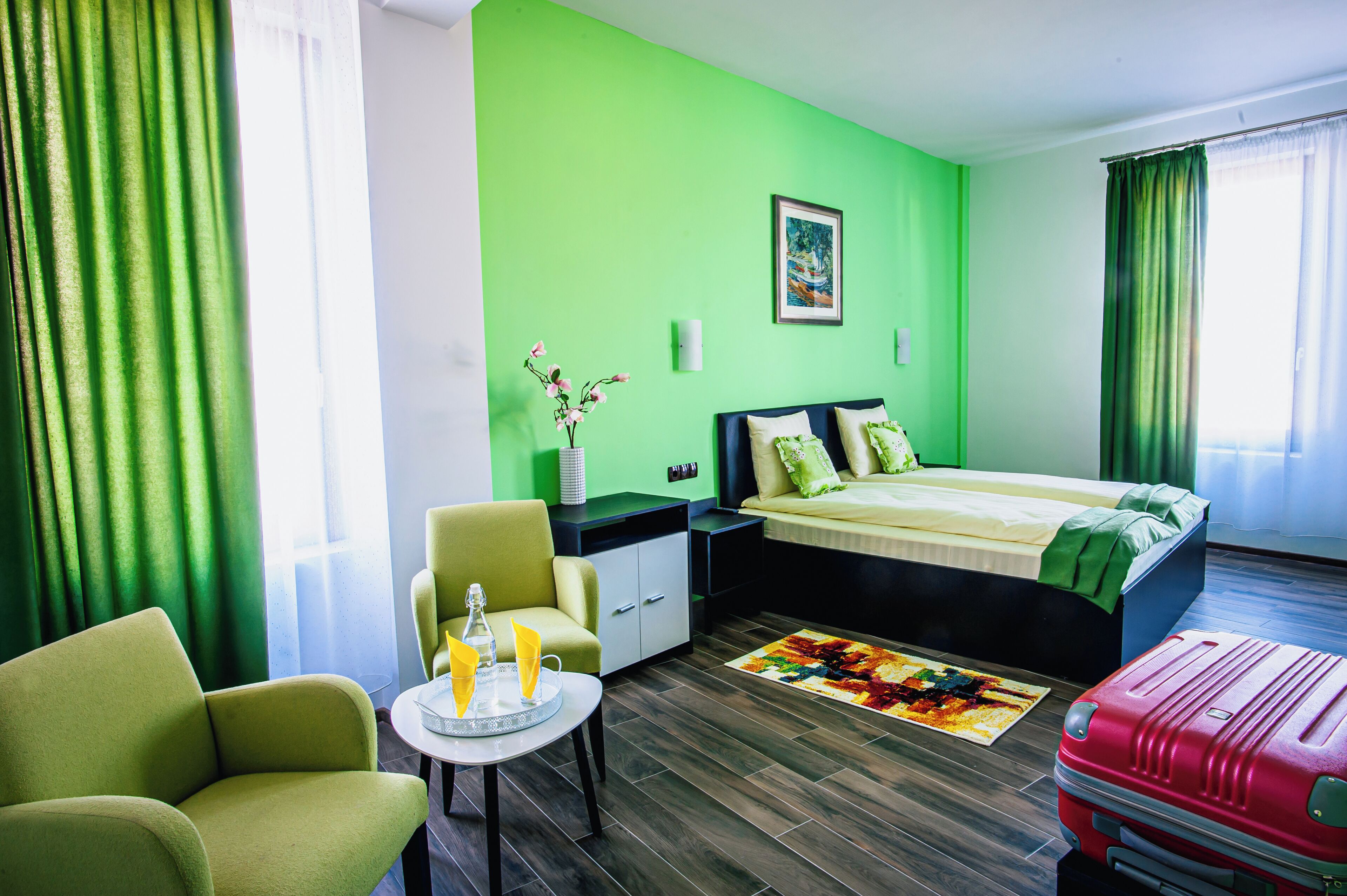 Quarto Duplo Deluxe | Roupa hipoalergénica, minibar, cofre no quarto, secretária 