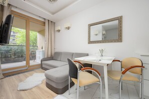 Apartamento, 1 quarto, sacada | Sala de estar | Smart TV 32 polegadas com canais via satélite