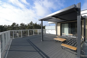 Terraço com espreguiçadeiras