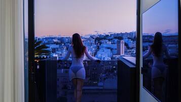 Penthouse, vista para o jardim | Minibar, cofre no quarto, secretária