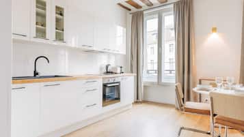 Apartamento Premium (1D) | Cozinha privada | Um frigorífico, uma placa de cozinha, uma máquina de café expresso