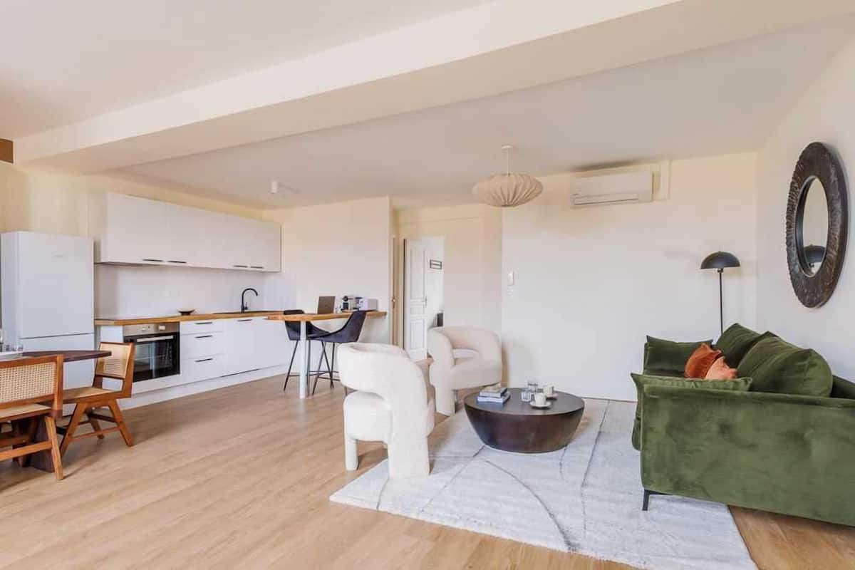 Apartamento Comfort (3D) | Sala de estar | Televisor