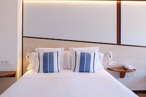 Quarto Duplo Comfort, varanda, Vista para a cidade | Casa de banho | Uma banheira, um secador de cabelo, toalhas fornecidas, sabão 