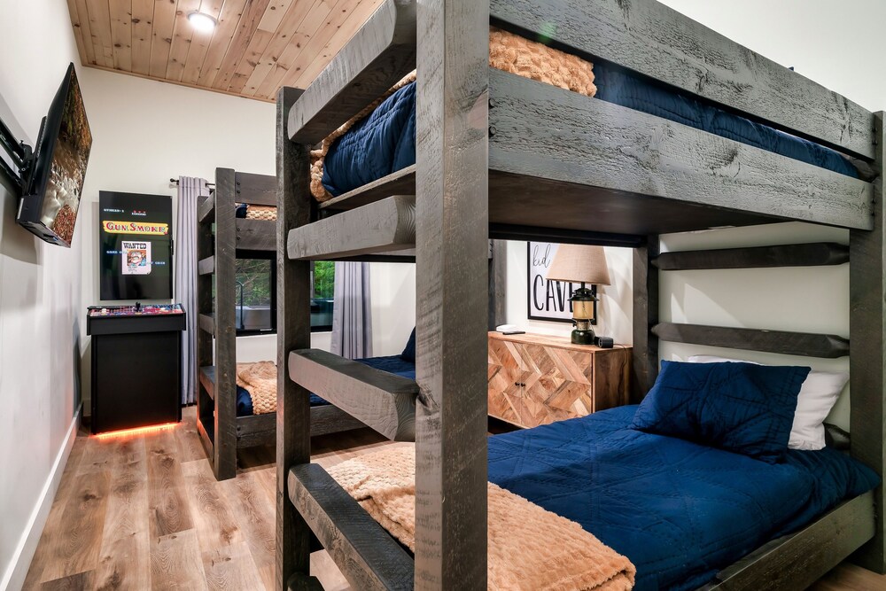 Smoky Deals! Heated pool, hot tub, arcade, shuffle board, board games ...