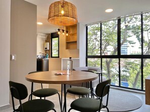 Apartamento | 2 quartos, escrivaninha, ferros/tábuas de passar roupa