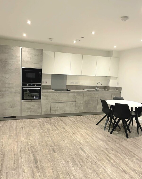 2 Bedroom Luxury Apartment In Barking - London