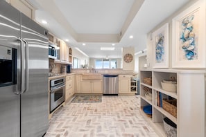 Apartamento em Condomínio Fechado, várias camas (SeaSpray East 825-Gulf Front) | Cozinha privada | Um forno, uma torradeira, Rolo de cozinha 