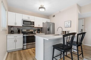 Condo, várias camas (Royal Gulf Beach & Racquet Club 5313) | Cozinha privada | Fogão, torradeira, toalhas de papel