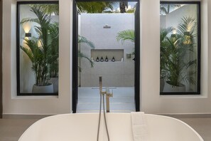 Suite, 1 quarto, junto ao mar (Club Azure, Bungalow, King) | Casa de banho | Um polibã, um chuveiro fixo, produtos de higiene exclusivos 