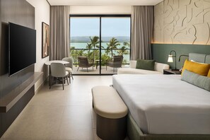 Quarto, 1 cama king-size, vista para o oceano | Sala de estar | Smart TV de 50 polegadas com canais digitais 