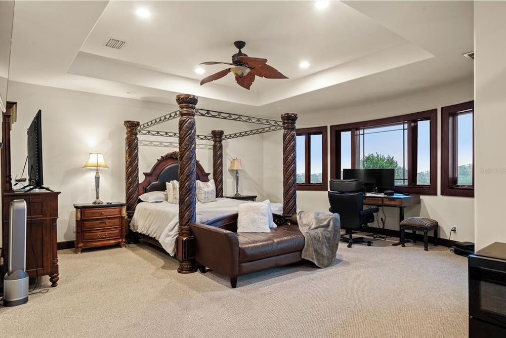 Luxurious Waterfront Mansion! Minutes To The Beach! - Treasure Island, FL