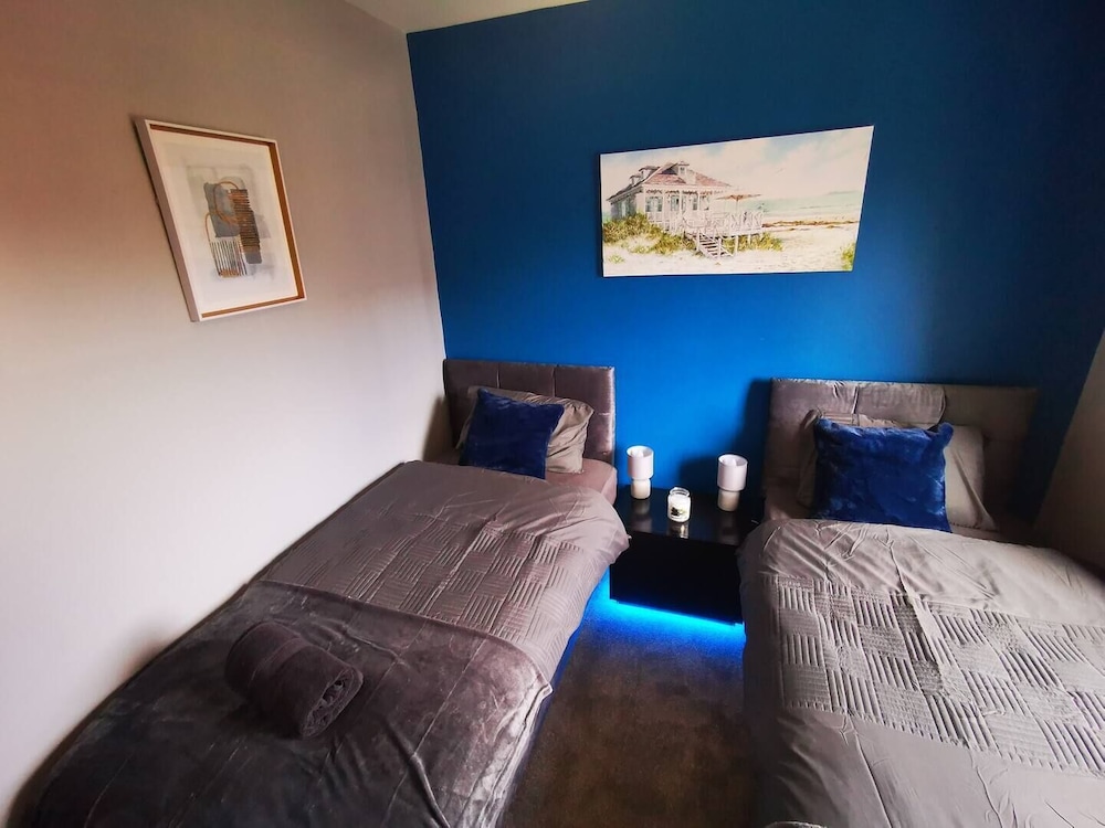 This House Is A 3 Bedroom(s), 1 Bathrooms, Located In Belfast, Northern Ireland. - Belfast