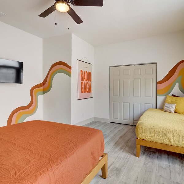 The Retro Retreat - Close To Downtown Fort Sam - Green Acres Golf and Games - San Antonio