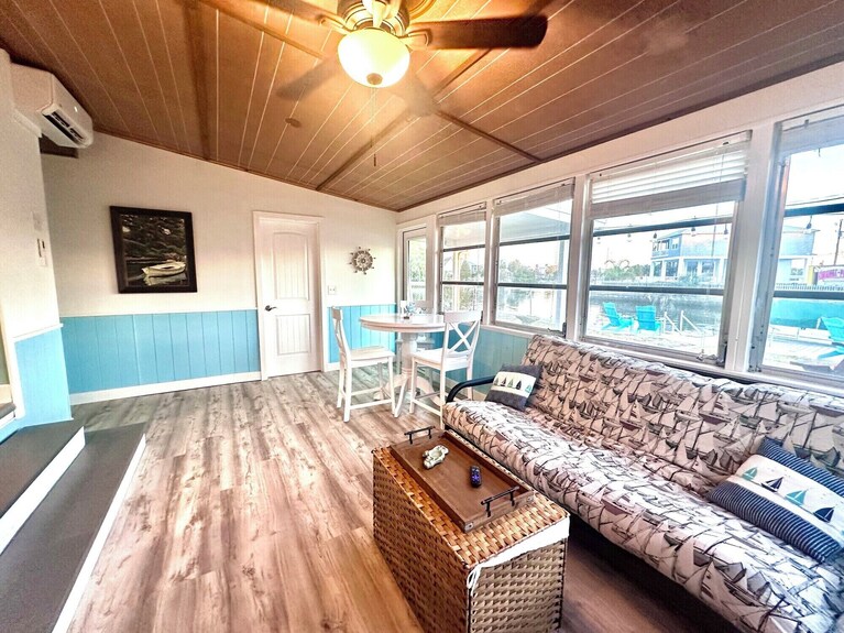 Direct Gulf Access Waterfront 10 Minutes To Gulf! Rent Our Pontoon Or Bring Your Boat! Floating Dock! - Hernando Beach, Florida